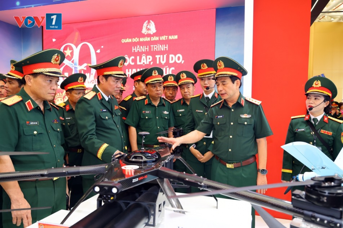 Đại tướng Phan Văn Giang kiểm tra khu trưng bày Bộ Quốc phòng tại Triển lãm thành tựu đất nước ...